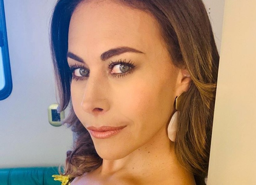 Vanessa Guzmán luce escote en elegante look - Fama