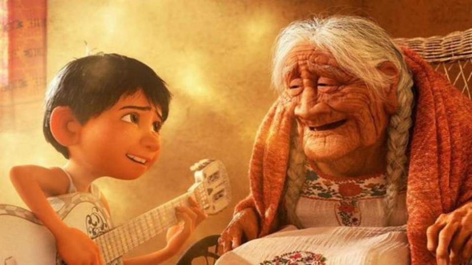 Niño lleva serenata de Coco a su bisabuelaFama