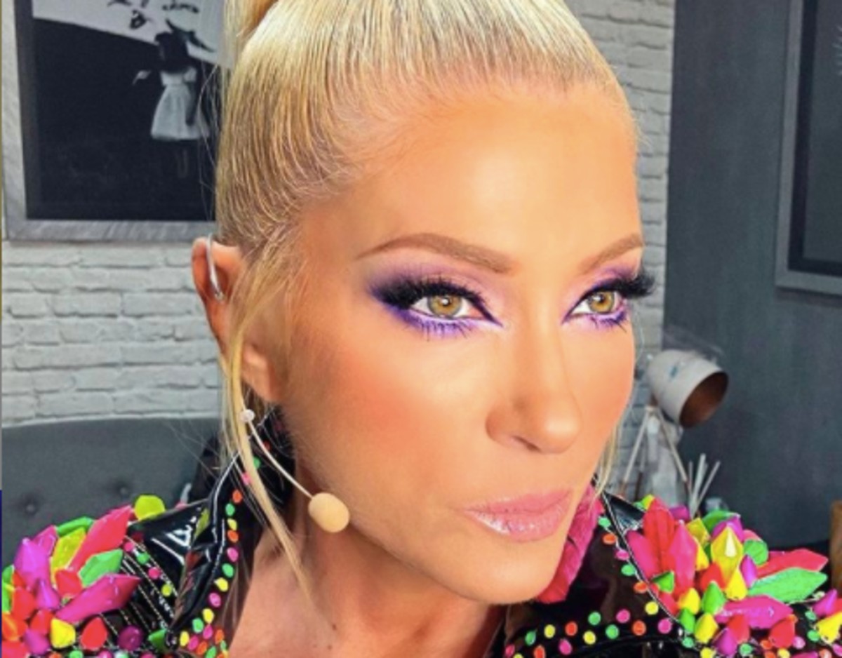 Yuri luce su delgada figura en vestido a sus 56 años de edad - Fama