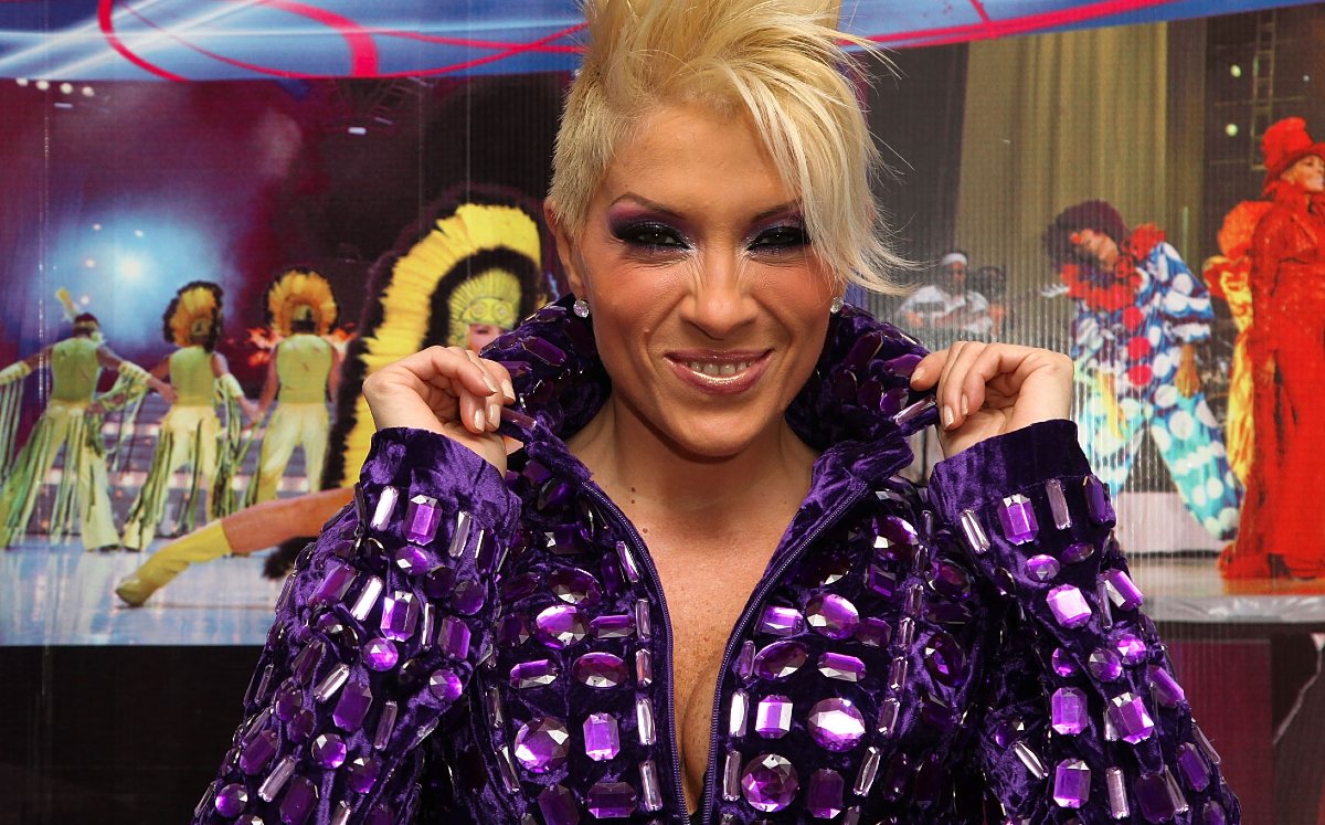 Yuri impresiona posando en ajustado traje de superheroína - Fama