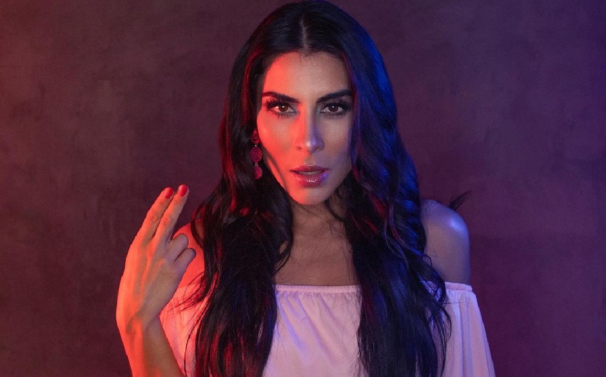 María León inspira mostrando su marcado abdomen en look deportivo - Fama