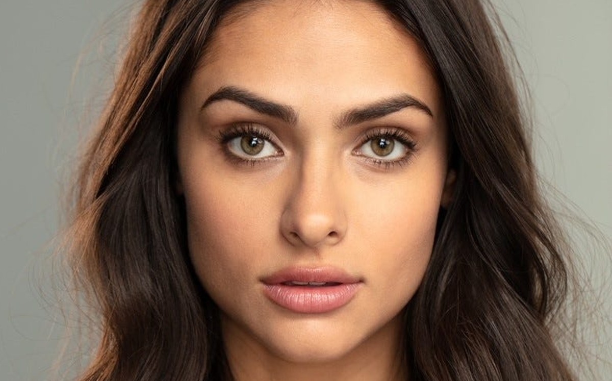 Renata Notni deja ver su figura en elegante escote para Vogue - Fama