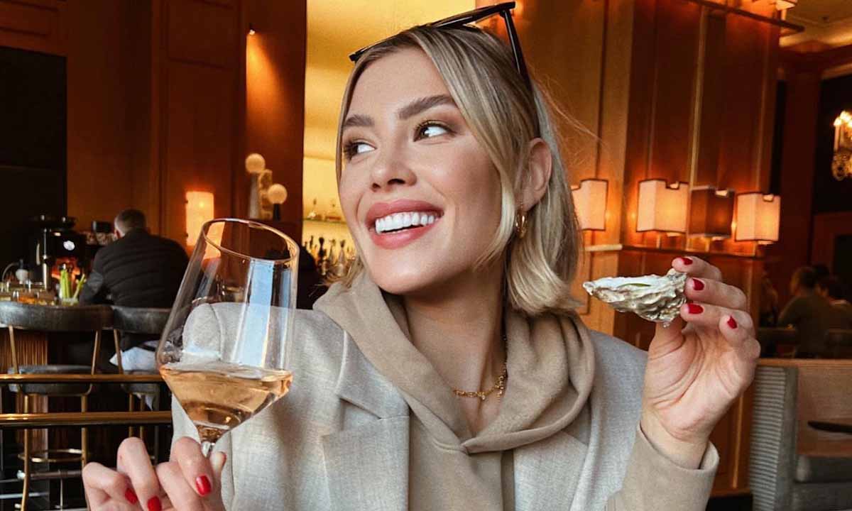 Michelle Salas aparece vestida de novia con un hombre en España - Fama