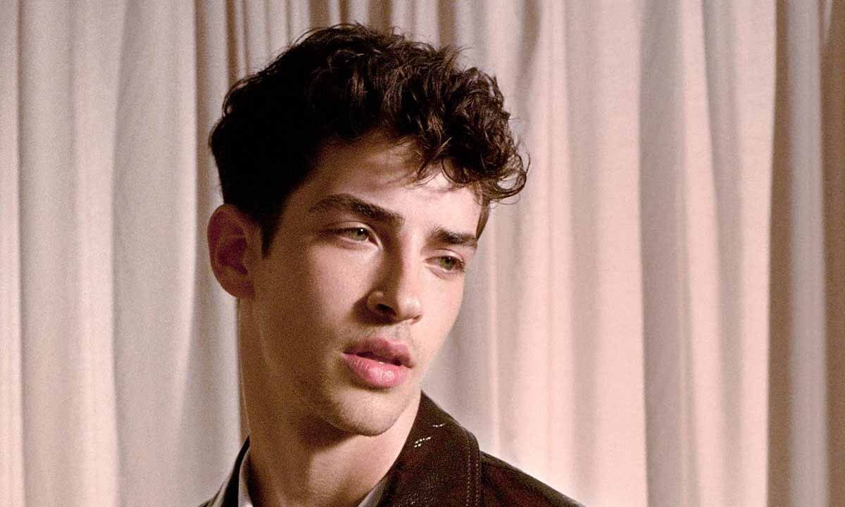 Manu Ríos, actor de Élite, muestra su abdomen y gusto por la modaFama
