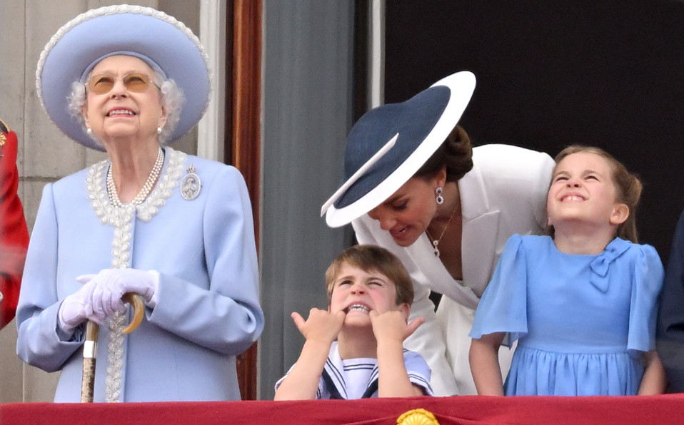 Príncipe Louis se convierte en meme en e festejo de la reina Isabel IIFama