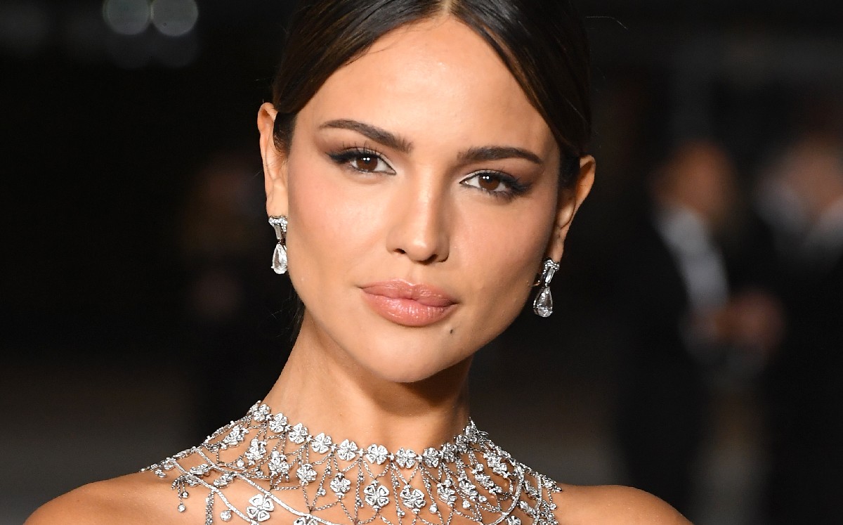 Eiza González derrocha sensualidad en vestido rojo - Fama