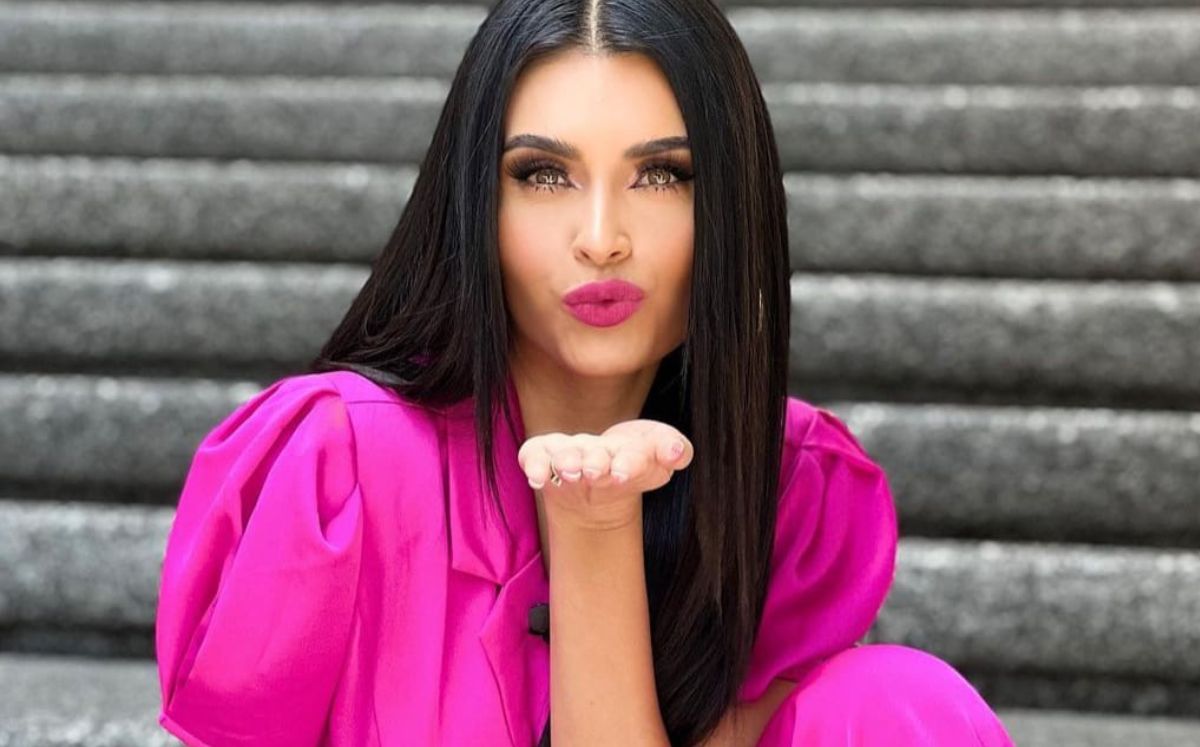 ¡A la moda! Kristal Silva brilla en falda a la cadera y top negro - Fama