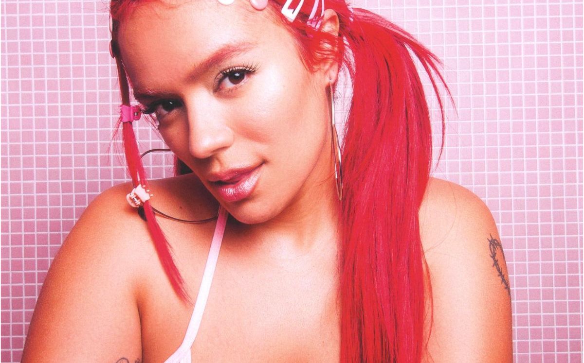 Karol G celebra sus 32 reviviendo la tendencia del bikini al revés - Fama