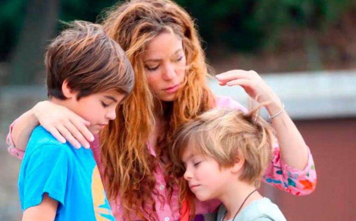 Shakira regresa a Colombia junto a sus hijos Milan y SashaFama