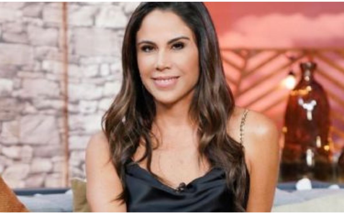 Paola Rojas da cátedra de estilo modelando saco y minifalda - Fama