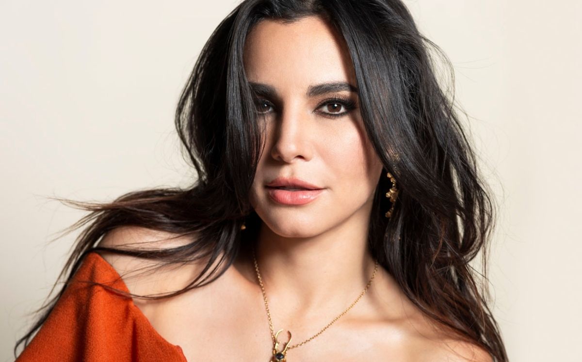 Martha Higareda modela jumper bordado y se llena de aplauso - Fama