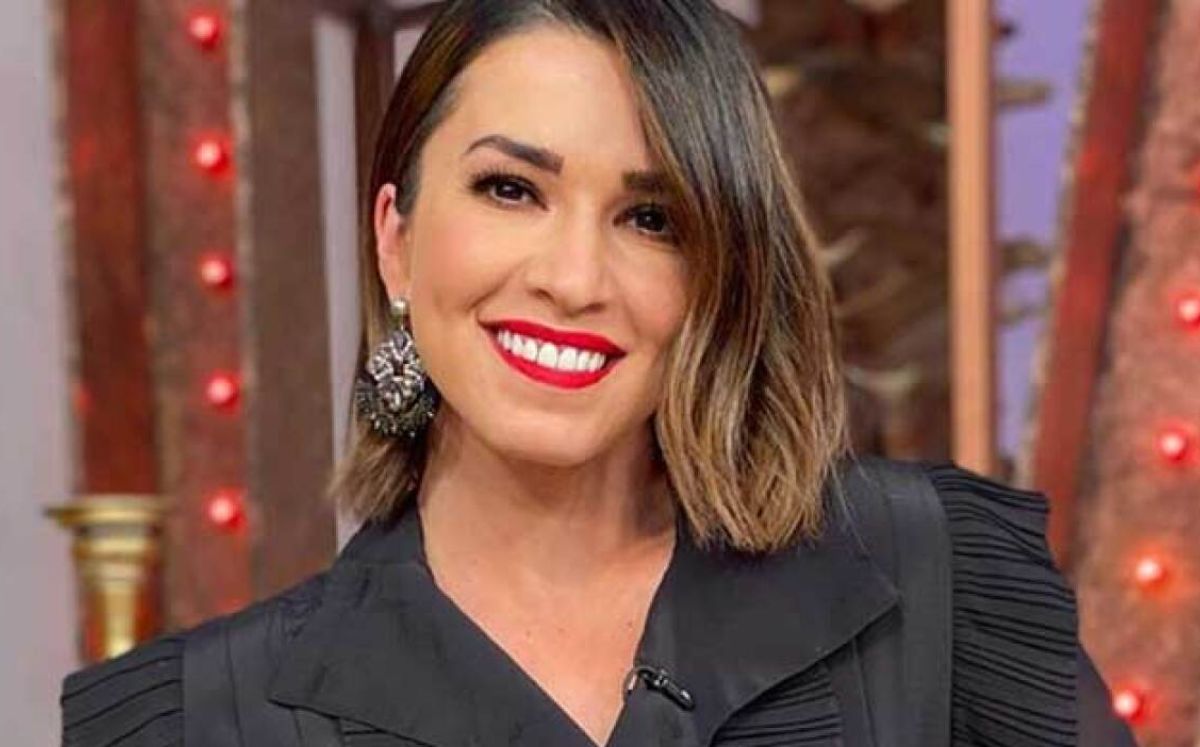 ¡Como sirena! Laura G posa en bikini a la orilla de la albercaFama