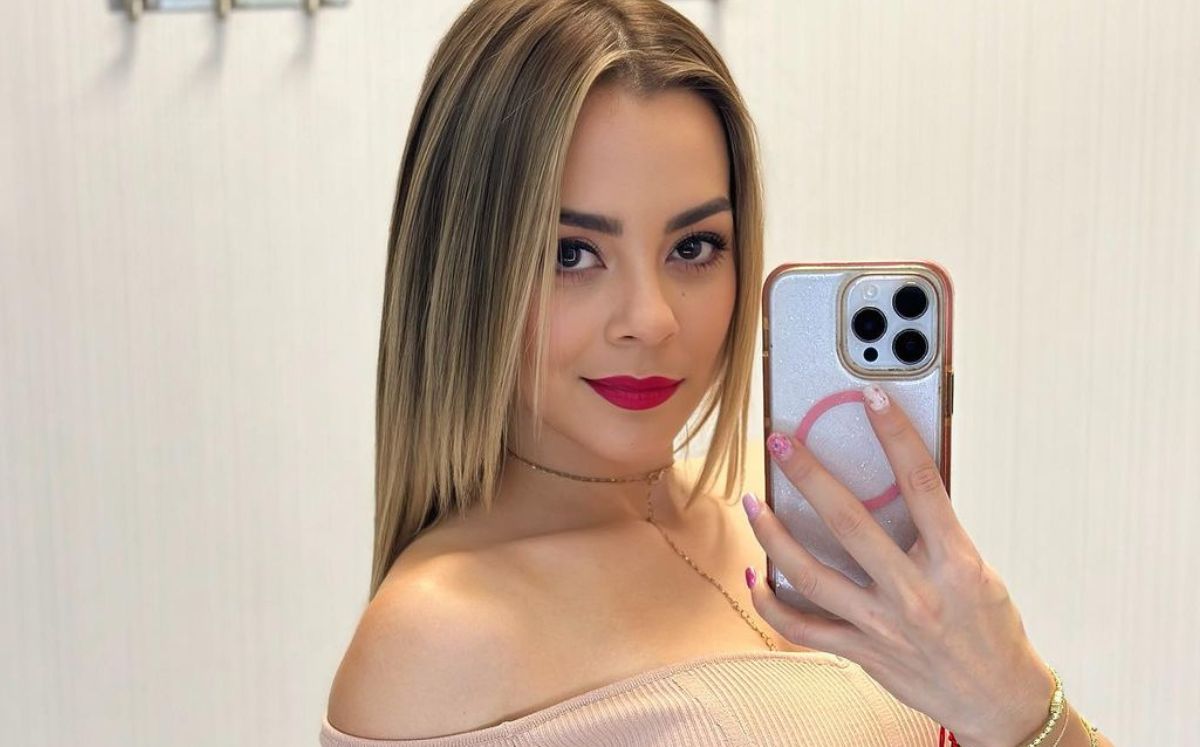 Gaby Ramírez usa la falda de mezclilla más arriesgada de la temporada ...