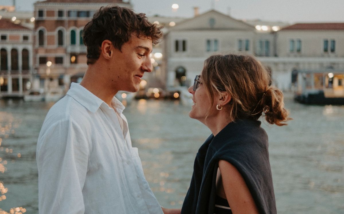 Qué significa que una persona te coquetee sabiendo que tienes pareja - Fama