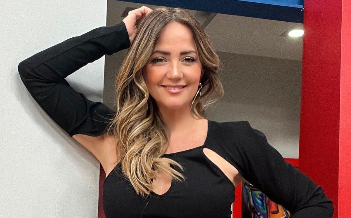 Andrea Legarreta luce mini vestido negro con collar de diamantes - Fama