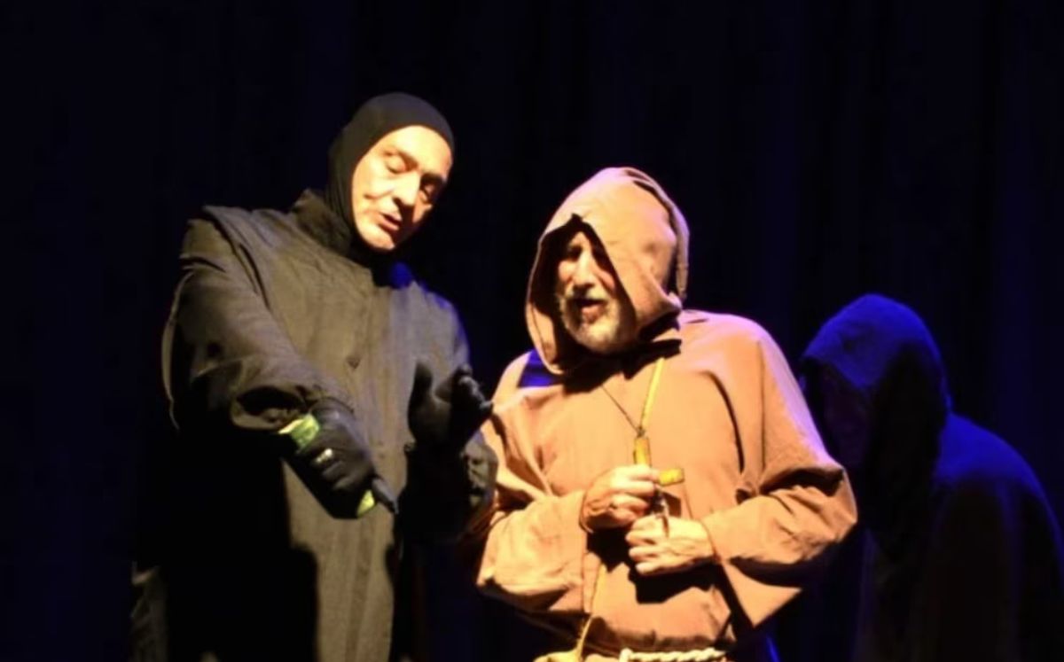 Muere querido actor en plena función de teatro; así fue el suceso - Fama